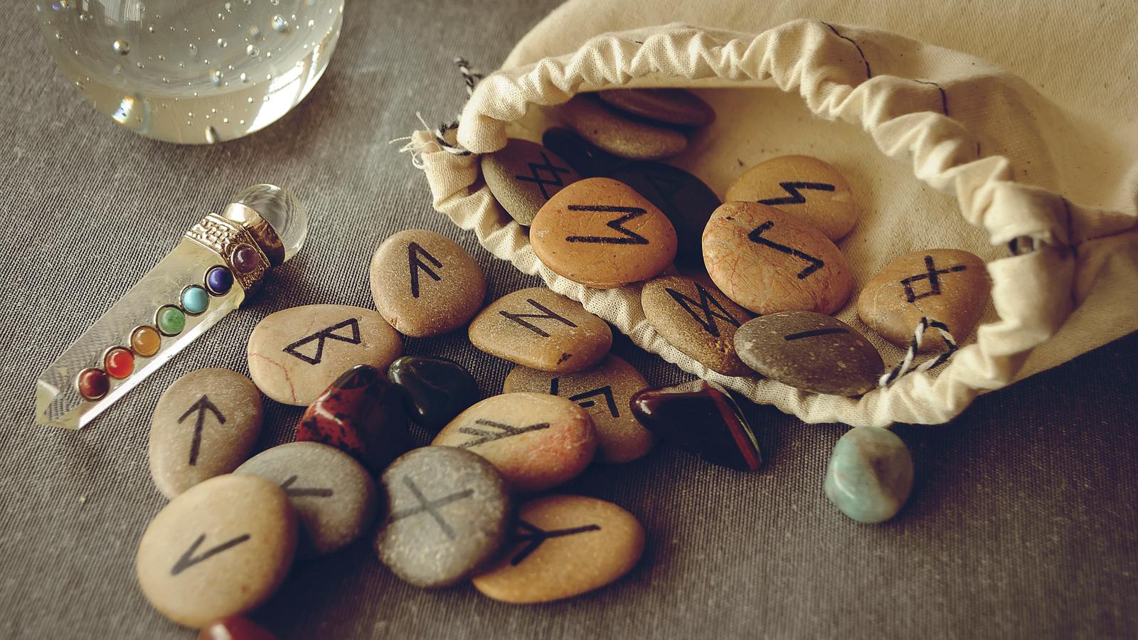 Runen: Die Bedeutung der 24 Futhark-Runen und Tipps fürs Legen | Astrowoche